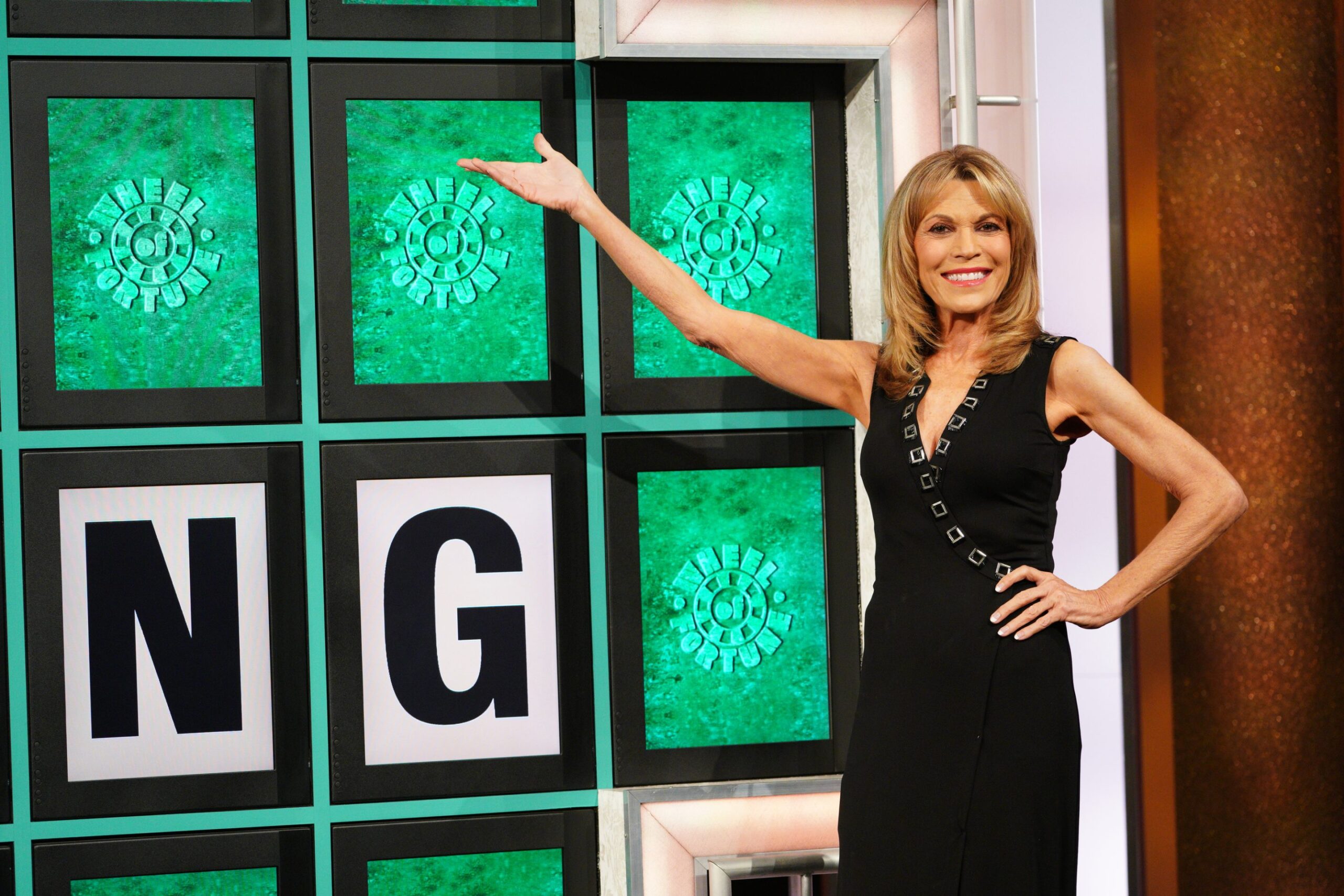 Vanna White: Age, Net Worth, Married Life, Salary, Height, Weight, and ...